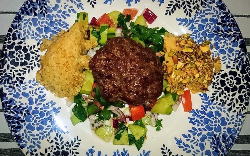 Libanesiska dovfärsbiffar med pistagehummus, persiljesallad och rostad ...