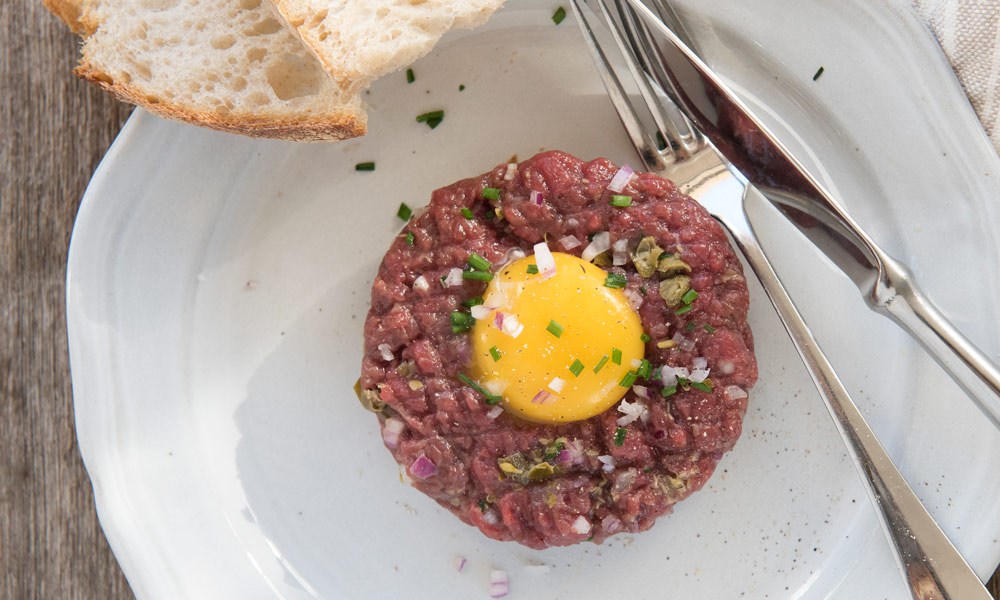 två varianter av råbiff